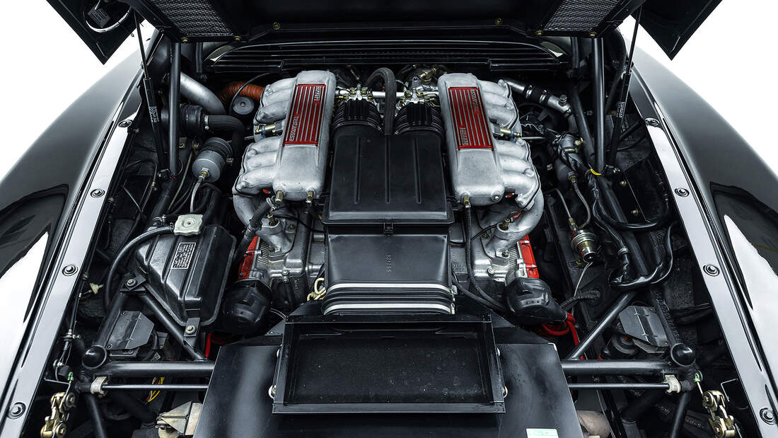 Formel-1-Mercedes W14 2023 und leuchtende VW-Logos | AUTO MOTOR UND SPORT