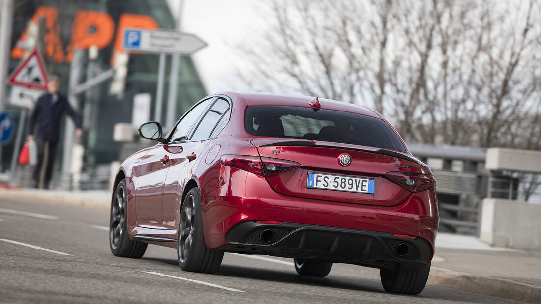 Alfa Romeo Giulia Veloce Ti gegen BMW 330i im Test - auto motor und sport
