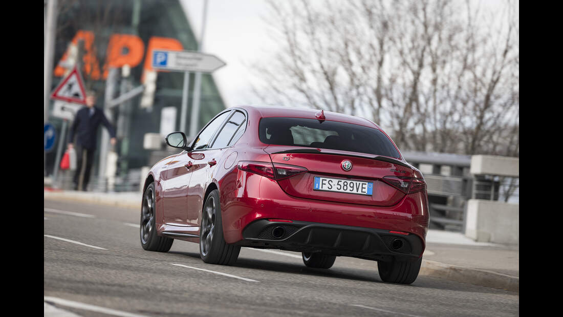 Alfa Romeo Giulia Veloce Ti gegen BMW 330i im Test | AUTO MOTOR UND SPORT
