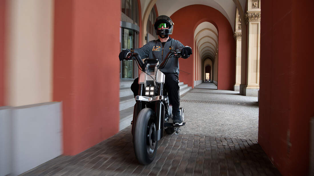 BMW Motorrad Concept CE 02: E-Studie für die 125er-Klasse | AUTO MOTOR ...