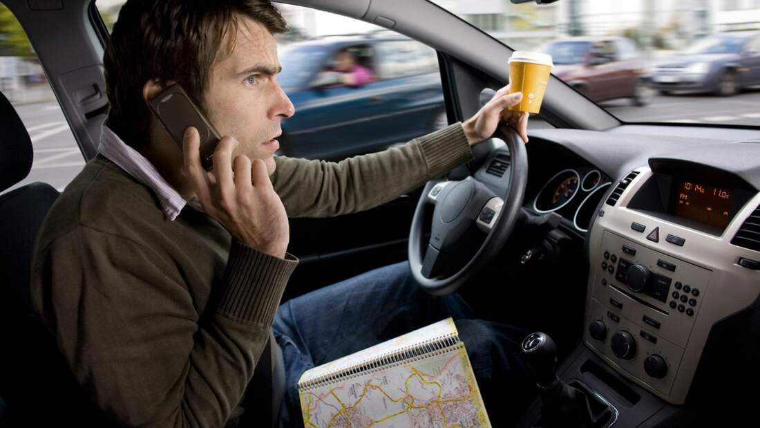 Smartphone im Auto: Jeder Fünfte nutzt Handy während der Fahrt | AUTO ...