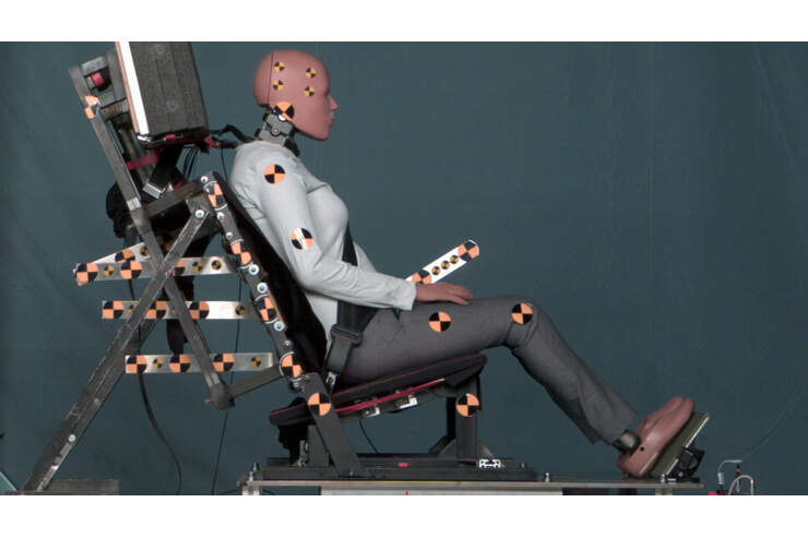 Erster weiblicher Crashtest-Dummy: Eva von Astrid Linder | AUTO MOTOR ...