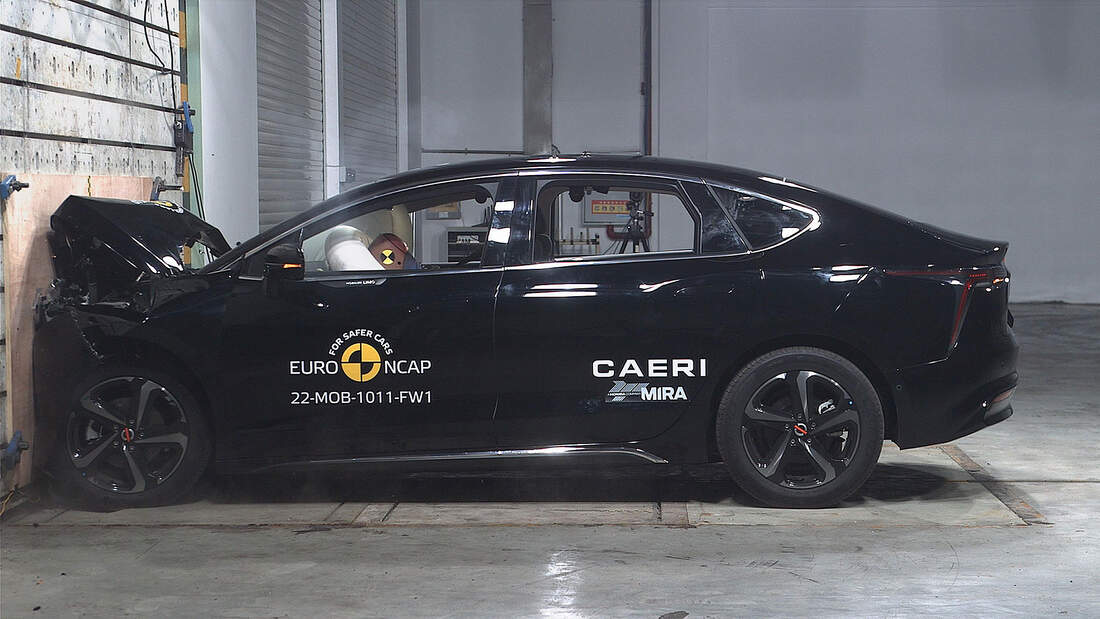 Erster weiblicher Crashtest-Dummy: Eva von Astrid Linder | AUTO MOTOR ...