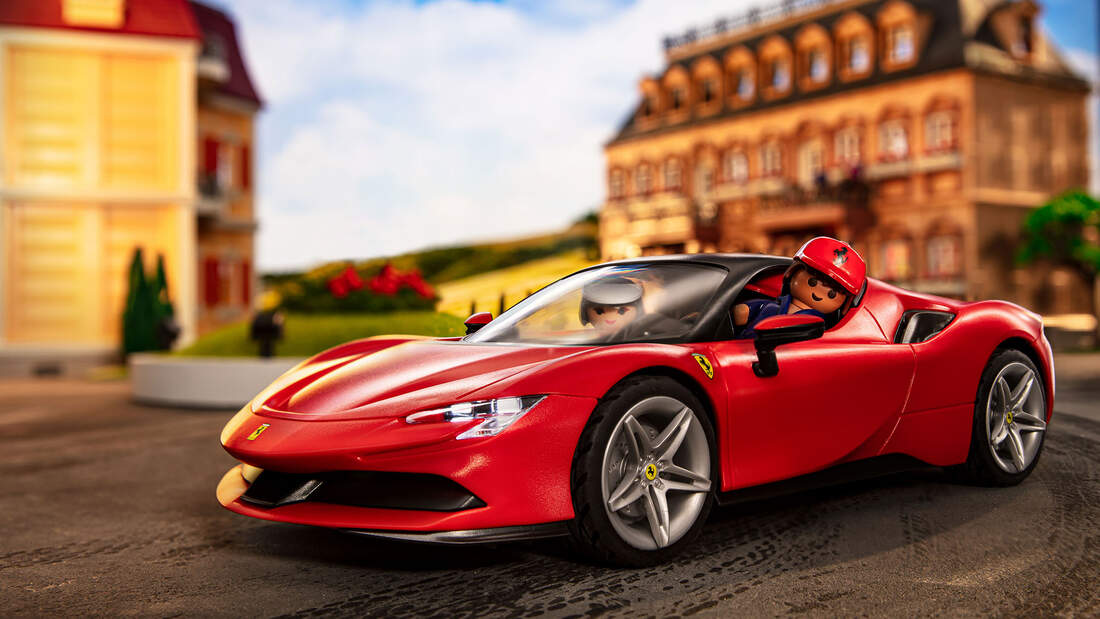 Playmobil fährt Ferrari SF90 Stradale | AUTO MOTOR UND SPORT