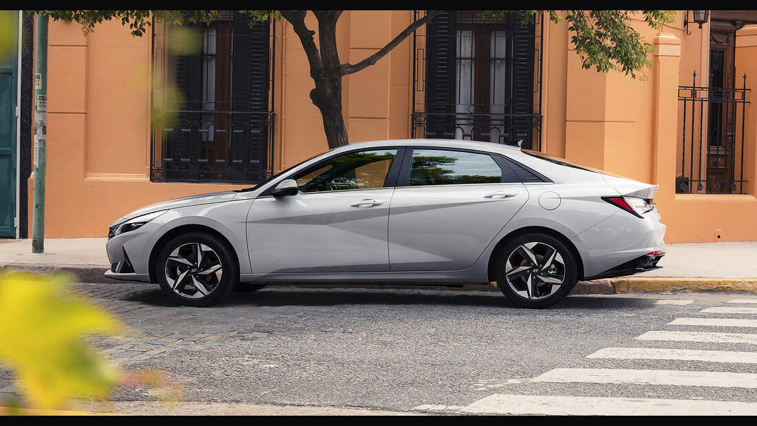 Hyundai Elantra: Kleine Limousine mit neuem Design und Hybrid - auto ...
