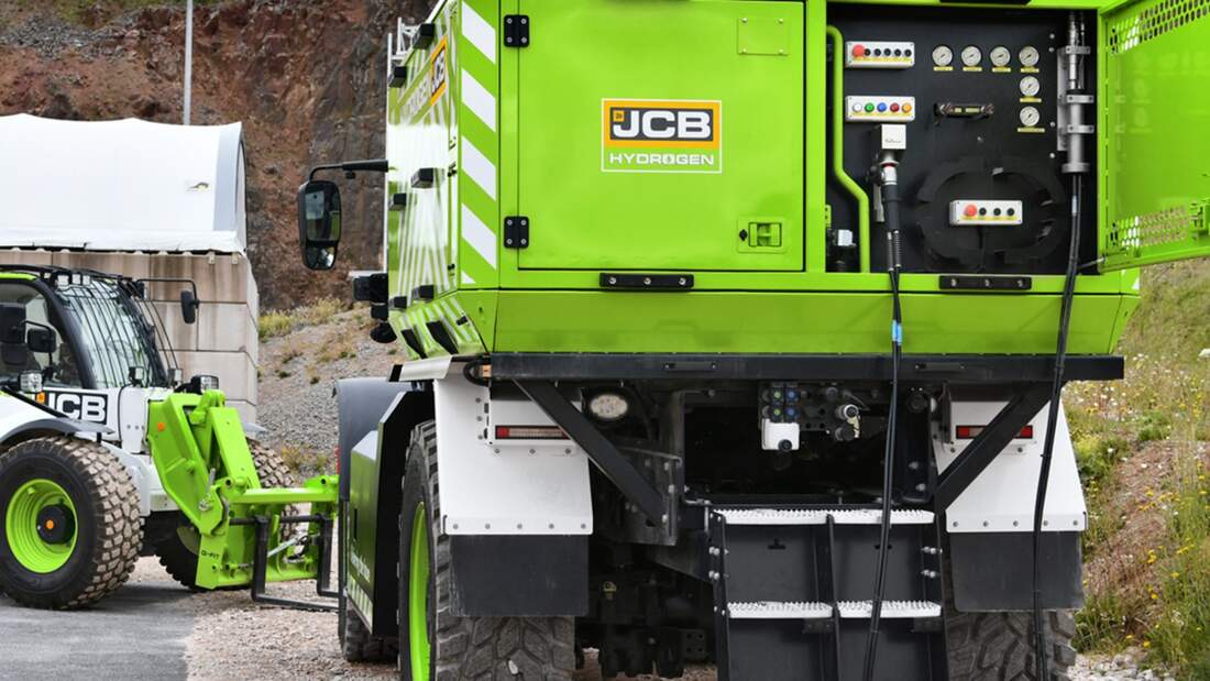 20-Tonner baggert mit Wasserstoff-Brennstoffzelle | AUTO MOTOR UND SPORT