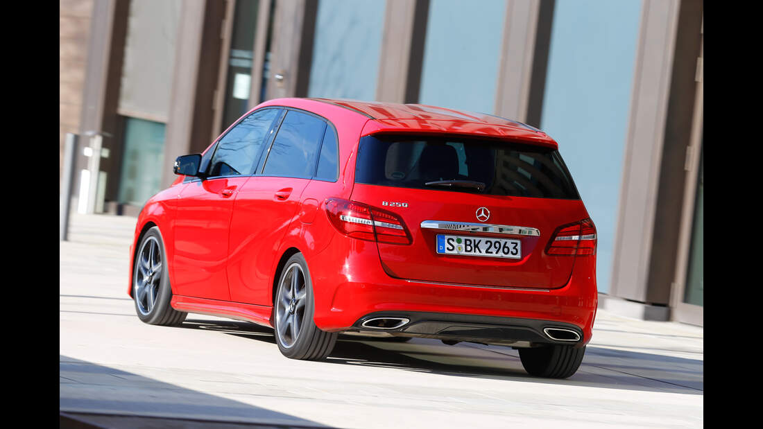 BMW 220i Active Tourer vs. Mercedes B 250 | AUTO MOTOR UND SPORT