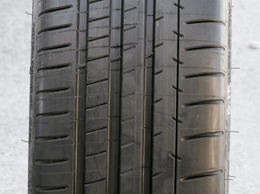 9 Sommerreifen (Größe 235/35 R19) im Test - auto motor und sport