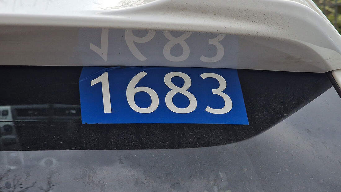 Blaue Aufkleber: Das bedeuten die Nummer-Codes | AUTO MOTOR UND SPORT