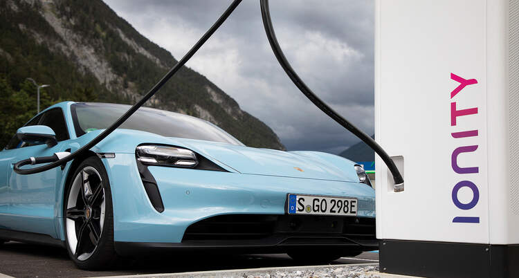 Porsche Taycan 2021 Modellpflege bringt Sprint und Ladevorteil AUTO MOTOR UND SPORT