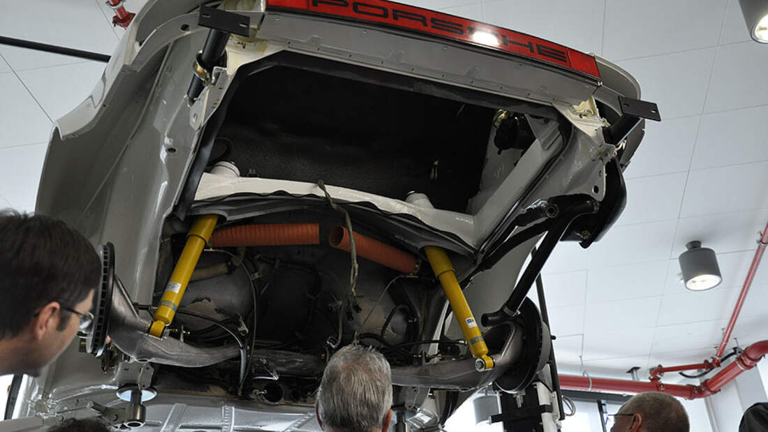 Porsche Workshop Teil 3 - Hochzeitstag für den Porsche 911 CS | AUTO ...