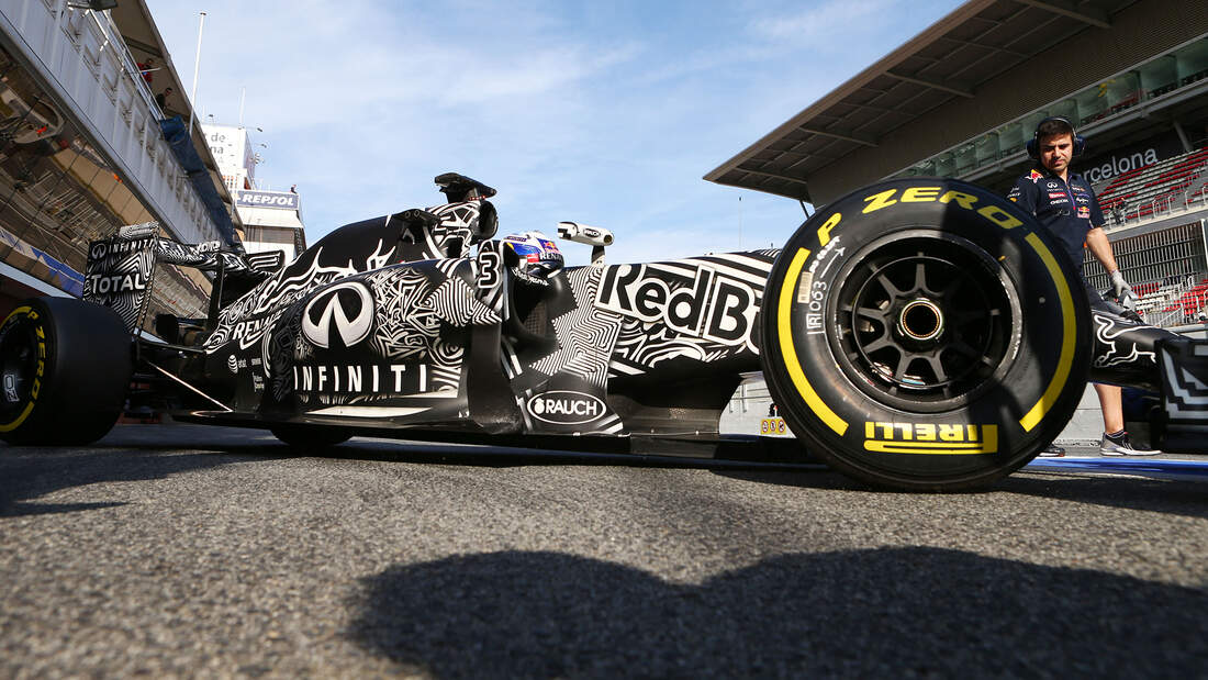 F1-Autos in Spezial-Designs für Testfahrten | AUTO MOTOR UND SPORT