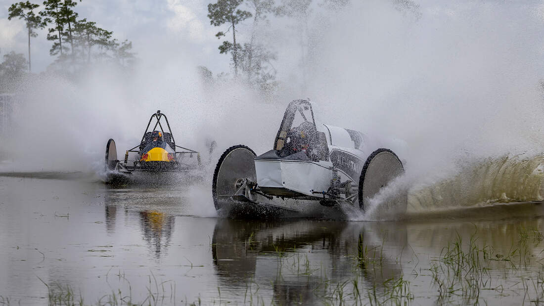 Max Verstappen & Yuki Tsunoda: Swamp Buggy Racing | AUTO MOTOR UND SPORT