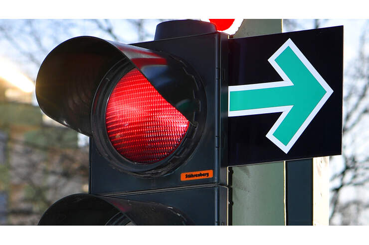 Der grüne Pfeil an der roten Ampel | AMS Professional
