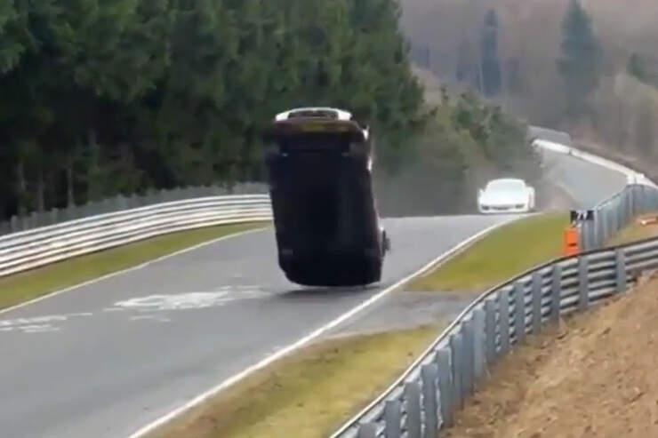 Analyse des VLN-Crashs: Warum hob der GT3-Nissan ab? | AUTO MOTOR UND SPORT