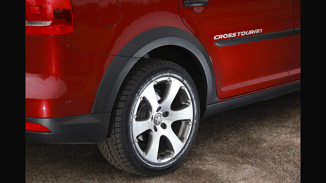 VW Cross Touran Fahrbericht: Familienvan im Offroad-Look - auto motor ...