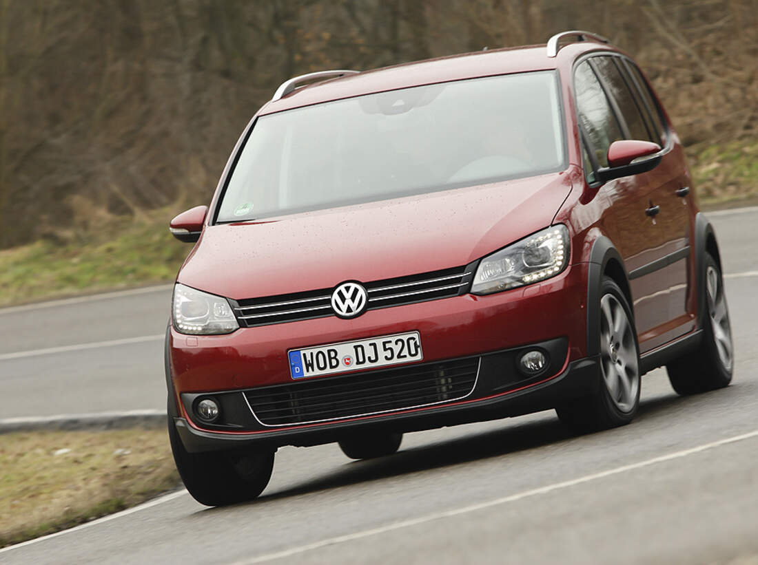 VW Cross Touran Fahrbericht: Familienvan im Offroad-Look - auto motor ...