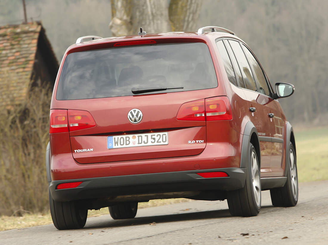 VW Cross Touran Fahrbericht: Familienvan im Offroad-Look - auto motor ...