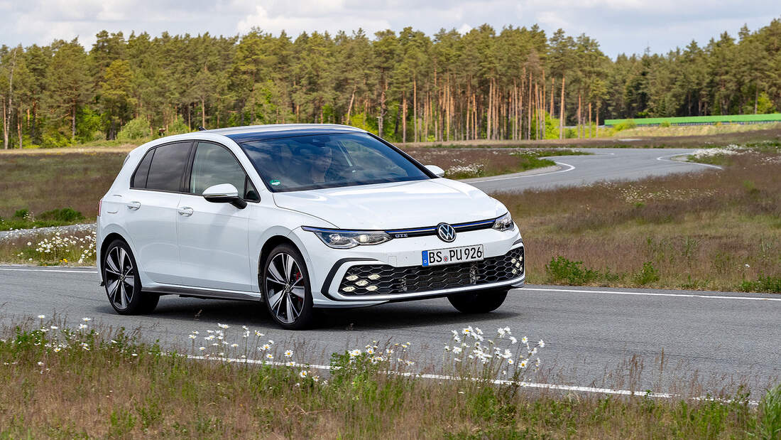 Mitfahrt VW Golf 8 GTI / GTE: Welcher GT-Golf reizt mehr? | AUTO MOTOR ...