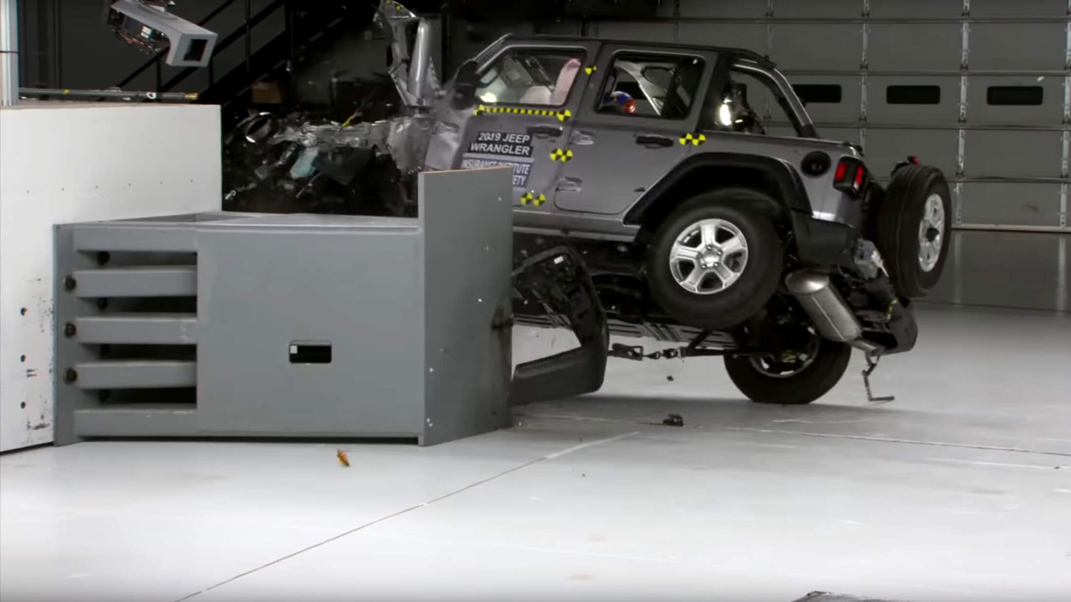Jeep-Crashtest (IIHS) in den USA: Wrangler kippt um, Jeep reagiert ...