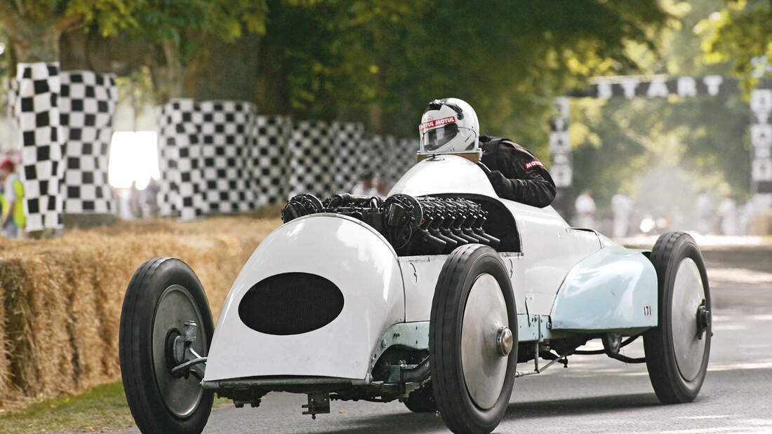 Rekordfahrzeug im Museum of Speed Pendine: Babs hat einen 27 Liter-V12 ...