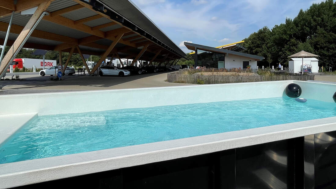 Tesla-Pool in Hilden: Laden kann so schön sein | AUTO MOTOR UND SPORT
